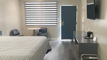 Quarto, 1 cama King, para não fumantes | Escrivaninha, espaço de trabalho para notebook, Wi-Fi de cortesia