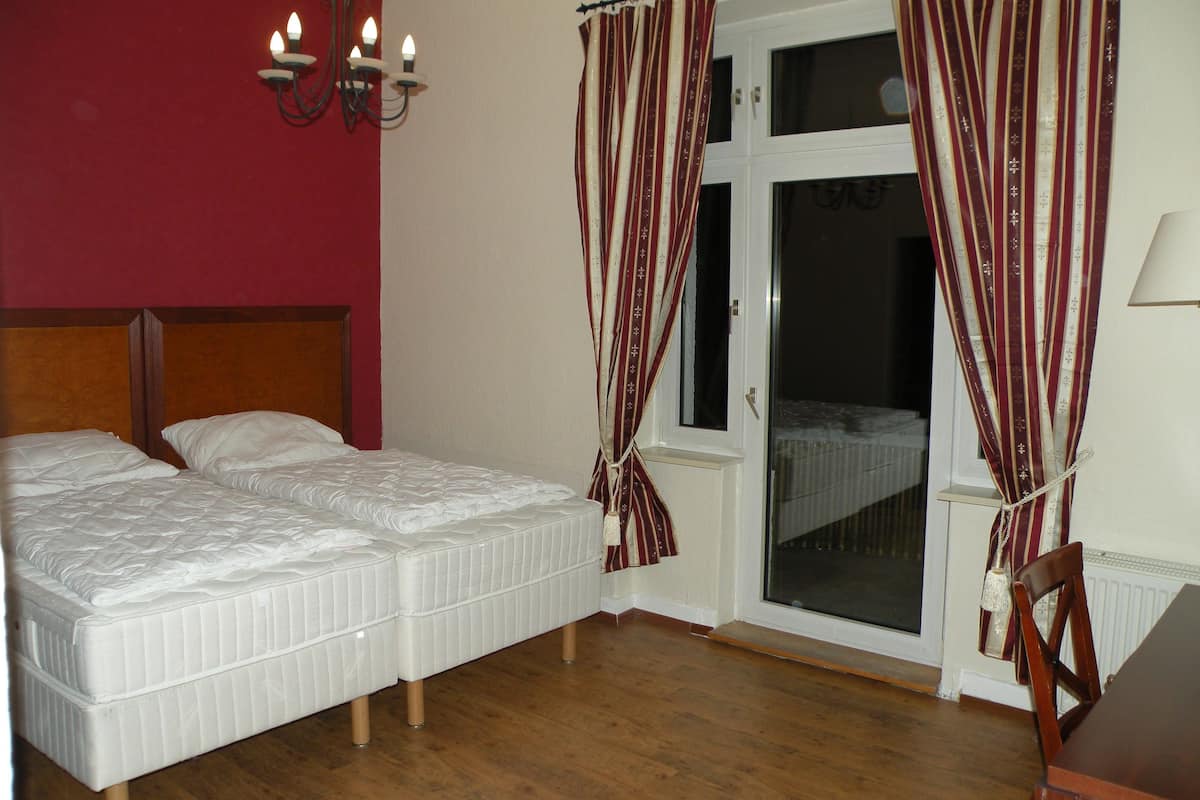 Quarto casal luxo, 1 cama de casal, banheiro privativo, vista para o jardim | Escrivaninha, Wi-Fi de cortesia, roupa de cama