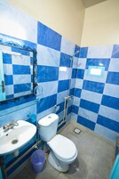 Quarto casal | Banheiro | Chuveiro, produtos de toalete grátis, secador de cabelo, bidê