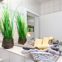 Quarto casal luxo, 1 quarto, sacada | Banheiro | Chuveiro, produtos de toalete grátis, secador de cabelo 