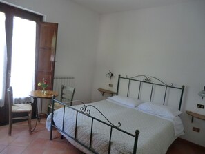Quarto casal, sacada | 1 quarto, roupas de cama premium, escrivaninha, cortinas blackout
