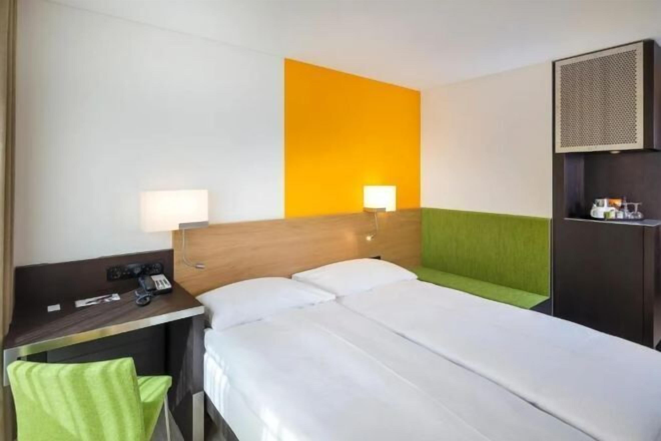 Roupa de alta qualidade, edredões de penas, minibar, cofre no quarto 