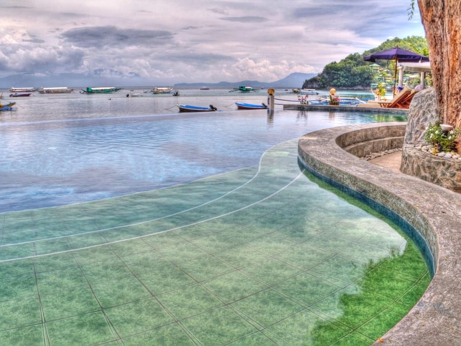 Piscina externa, funciona das 7h às 21h, guarda-sóis, espreguiçadeiras