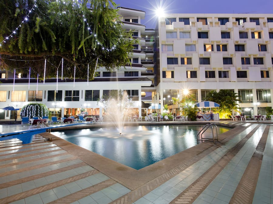 Piscina exterior, guarda-sóis, espreguiçadeiras