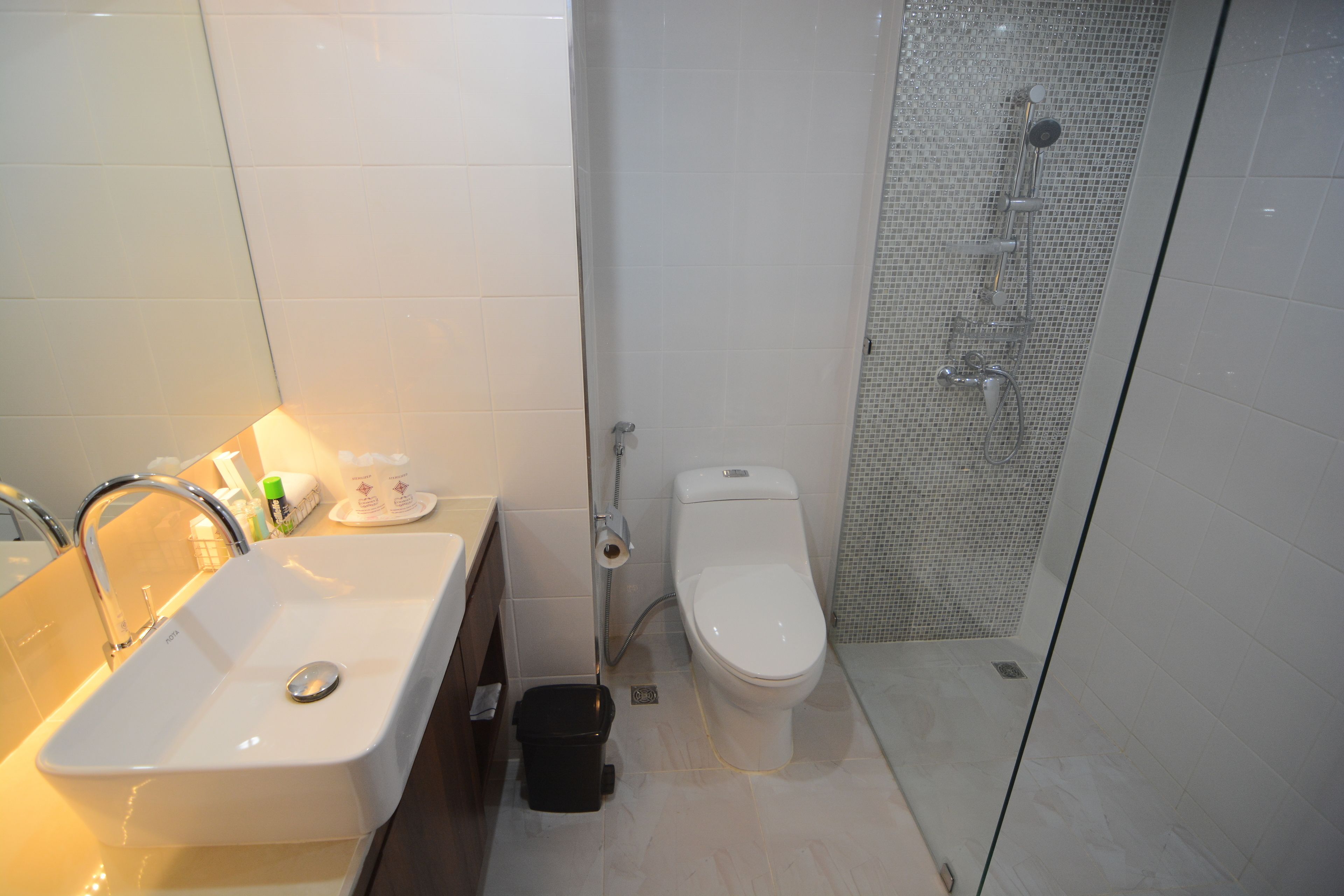 Uma casa de banho com lavatório, sanita e cabine de duche.