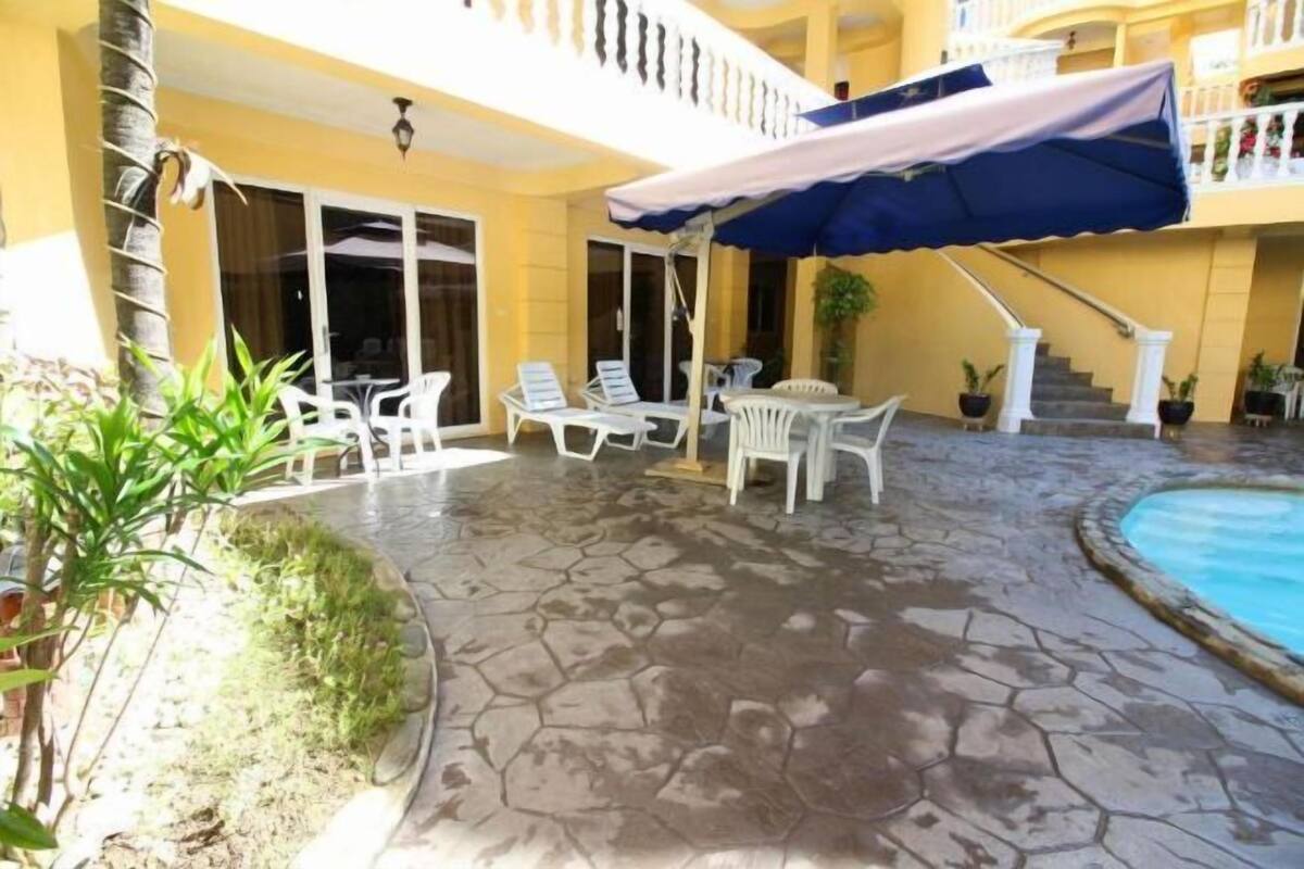 Roupas de cama premium, camas Tempur-Pedic, frigobar, cofres nos quartos