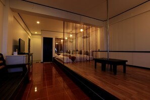 Suite | Roupa de alta qualidade, camas de colchão Tempur-Pedic, minibar