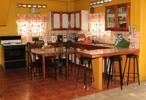 Quarto Duplo Básico | Espaço de cozinha partilhado | Produtos de limpeza, ilhas de cozinha