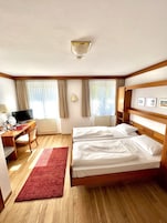 Quarto casal standard, 1 cama de casal | Frigobar, cofres nos quartos, escrivaninha, berços grátis