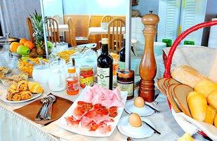 Café da manhã com buffet todos os dias (EUR 9 por pessoa) 
