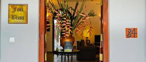 Uma porta em arco com uma placa indicando