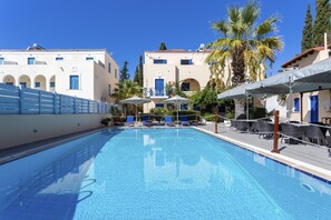 Piscina exterior sazonal, guarda-sóis, espreguiçadeiras 