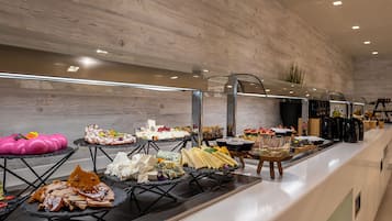 Pequenos-almoços, almoços, jantares servidos, cozinha internacional