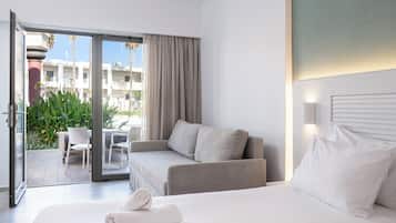 Quarto Deluxe, terraço, vista para a piscina | Cofre no quarto, quartos insonorizados