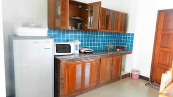 Geladeira grande, micro-ondas, cooktop