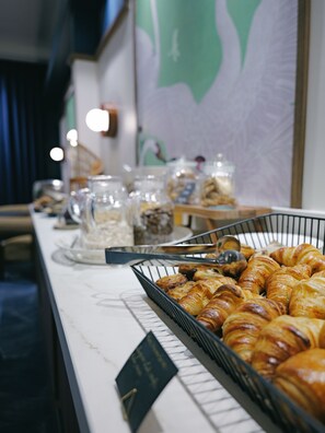 Café da manhã com buffet todos os dias (EUR 13 por pessoa) 