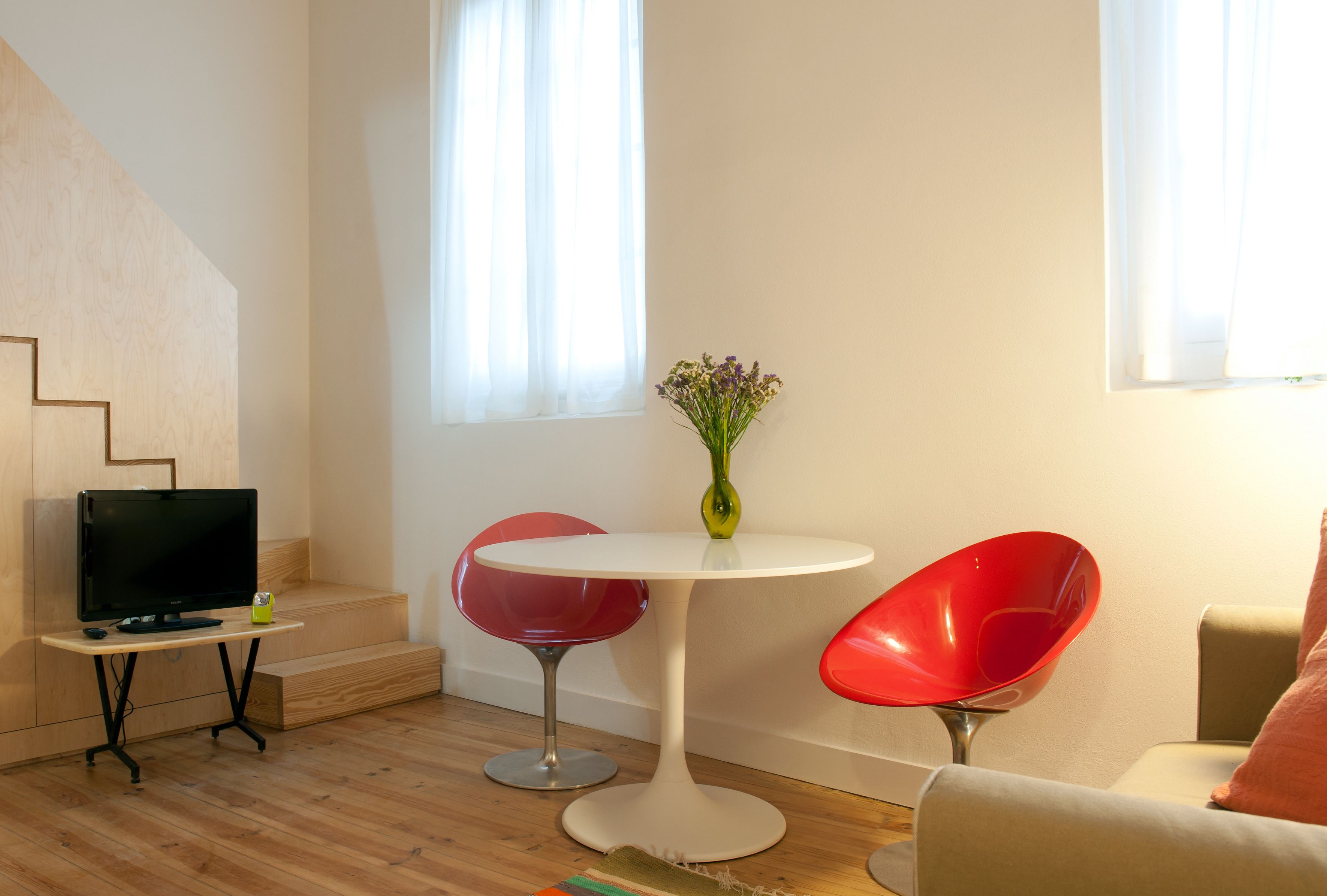 Loft | Sala de estar | TV de tela plana 28 polegadas com canais a cabo, TV