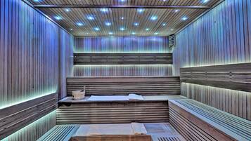 Uma sauna com ripas de madeira e bancos, um banco com uma toalha, e um balde.