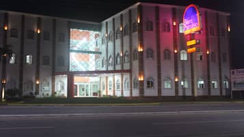 Fachada do alojamento (tarde/noite)