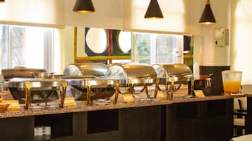Almoços e jantares servidos, incluindo cozinha internacional