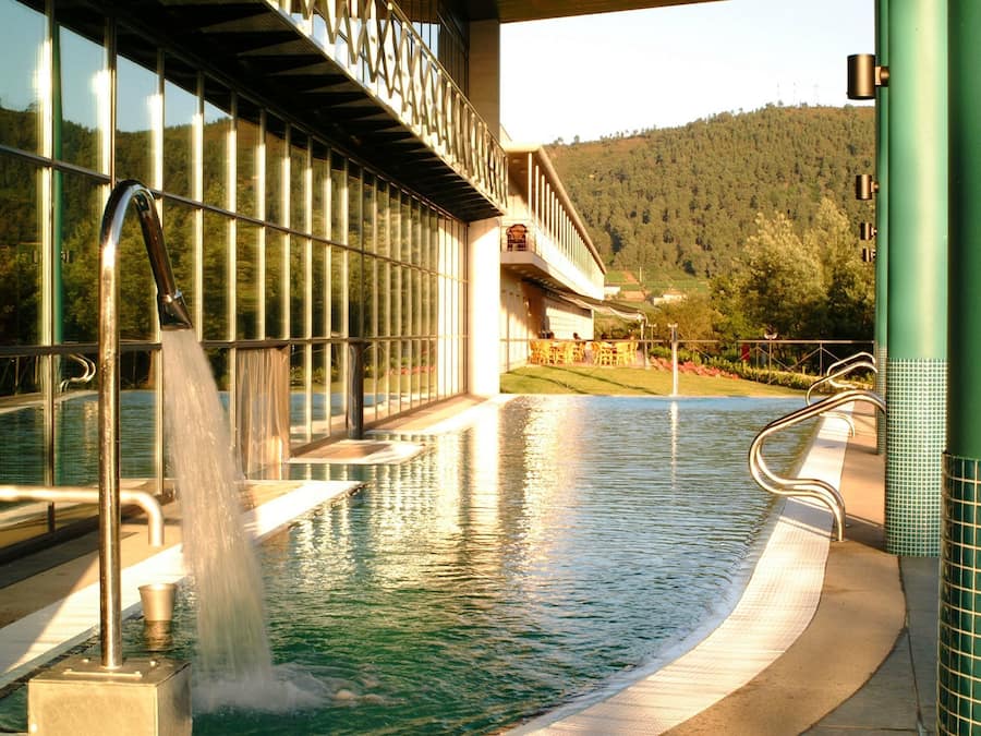 2 piscinas interiores, piscina exterior, espreguiçadeiras