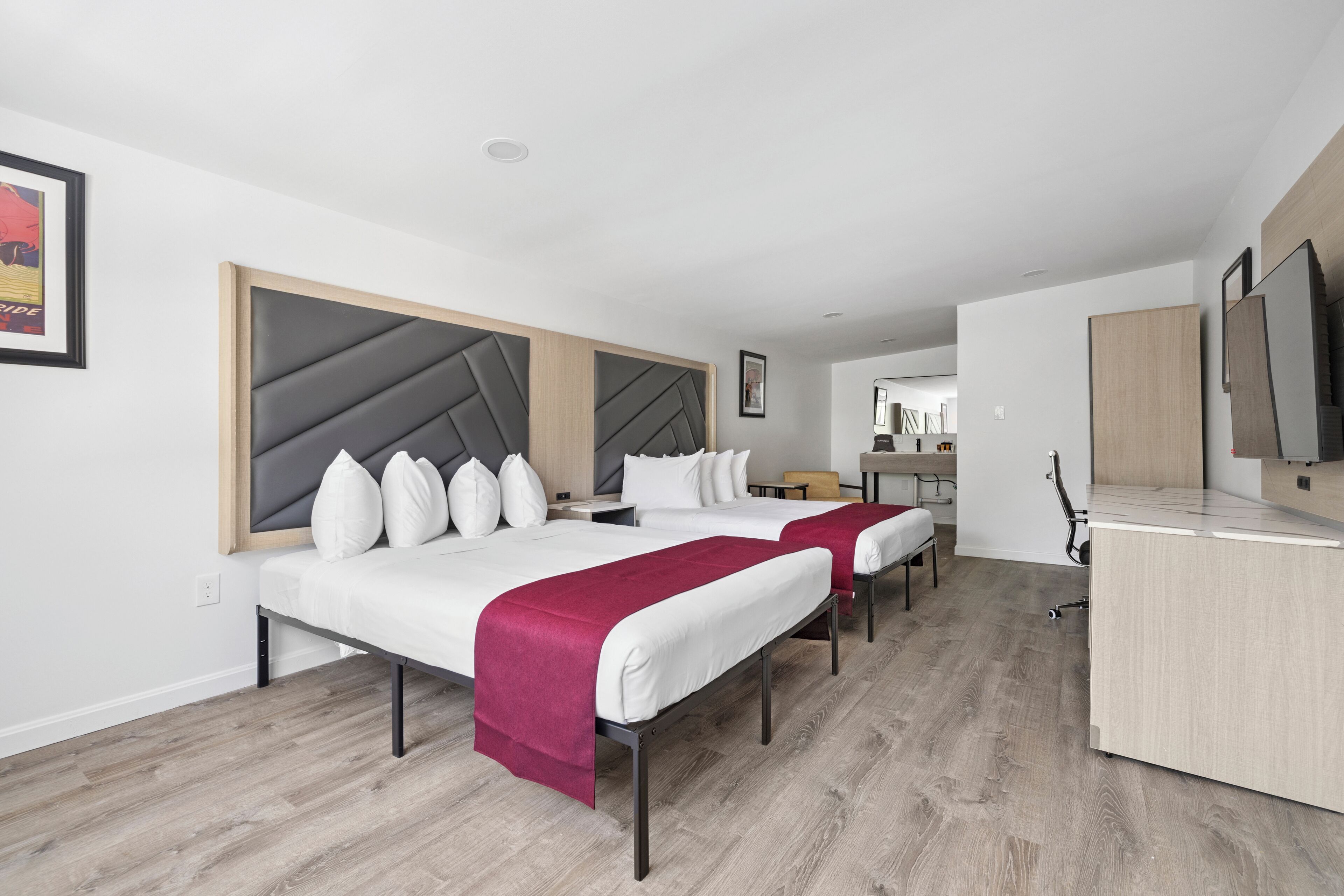 Quarto Clássico com Cama de Casal, 2 camas queen-size | Com decoração personalizada, com mobília individualizada, secretária 