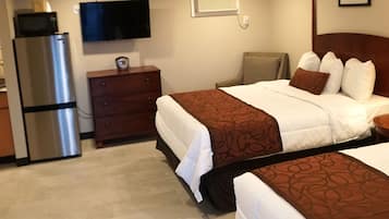 Suíte júnior, 2 quartos, para não fumantes, vista para a piscina | Ferros/tábuas de passar roupa, Wi-Fi de cortesia, roupa de cama