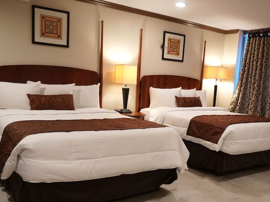 Suite Júnior, 2 quartos, não fumadores, vista para a piscina | Ferro/tábua de engomar, Wi-fi grátis, roupa de cama fornecida