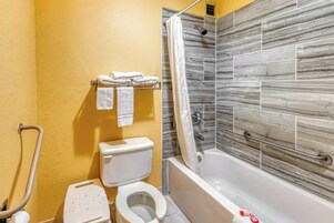 Quarto Premium, 1 cama king-size | Casa de banho | Artigos de higiene pessoal grátis, um secador de cabelo 