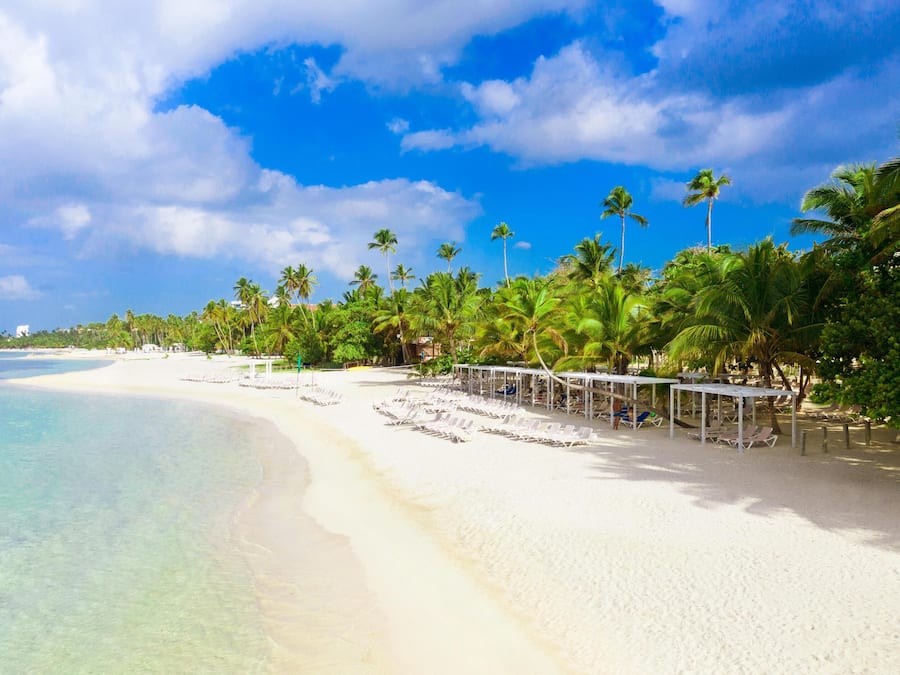 Uma praia privada, espreguiçadeiras, toalhas de praia, mergulho