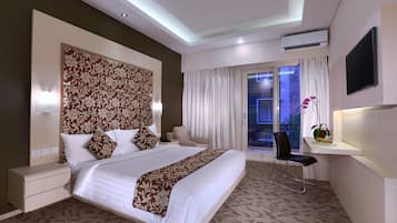 1 quarto, frigobar, cofres nos quartos, escrivaninha
