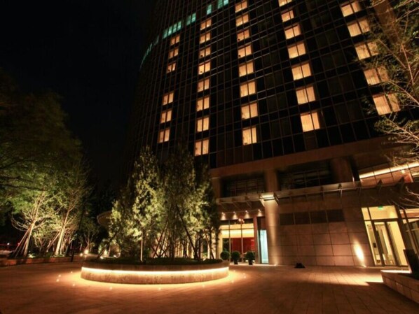 Fachada da propriedade à noite