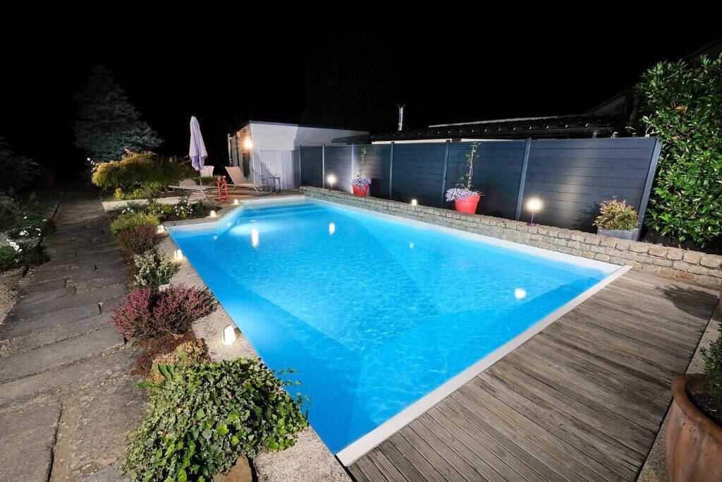 Piscina exterior, espreguiçadeiras 