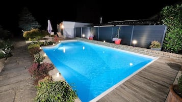 Piscina exterior, espreguiçadeiras
