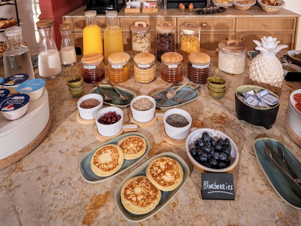 Café da manhã com buffet grátis todos os dias