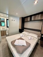 Casa mobile Deluxe, 2 camere 2 bagni | Ferro/tábua de engomar, roupa de cama fornecida 