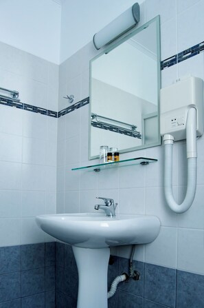 Chuveiro, secador de cabelo, toalhas de banho