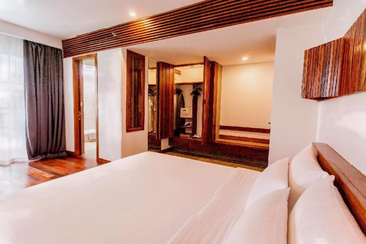 Frigobar, cofres nos quartos, escrivaninha