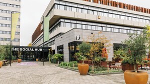 Um edifício moderno com uma placa que diz 'The Social Hub'.