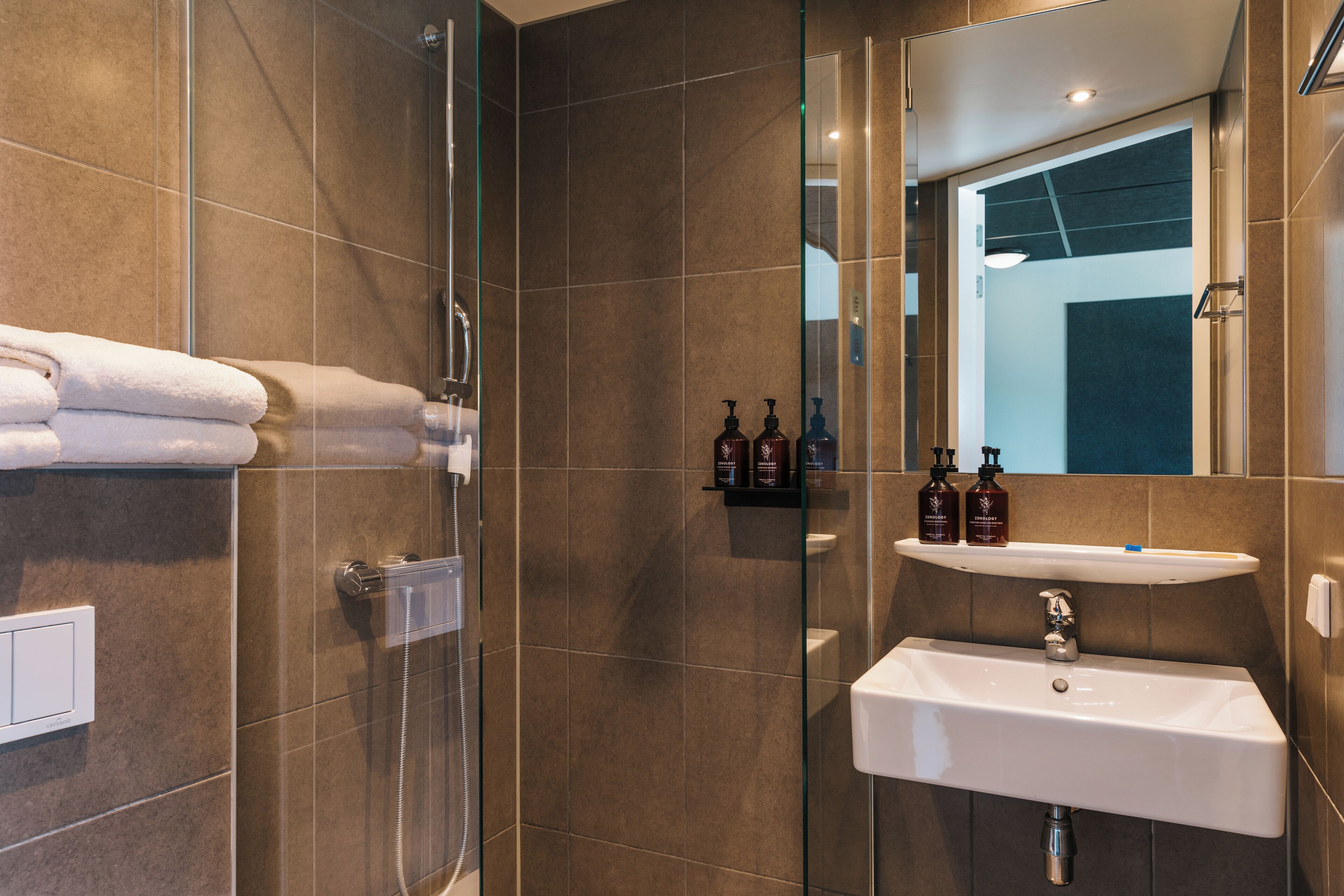 Artigos de higiene pessoal grátis, toalhas fornecidas, sabão, champô 