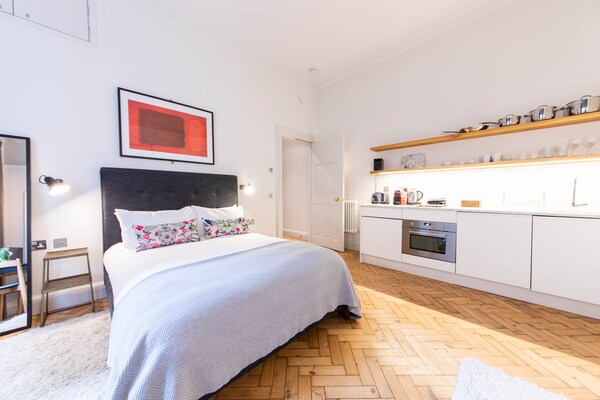 Linton Collection - 28 North Bridge - Edinburgh