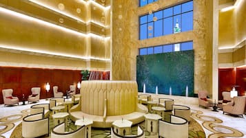 2 restaurantes, almoço, culinária internacional