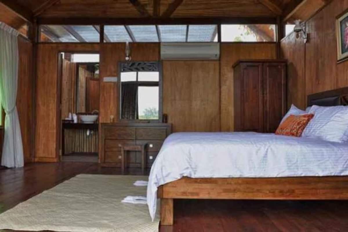 Minibar, secretária, Wi-fi grátis, roupa de cama fornecida