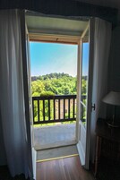 Quarto Duplo ou Twin, varanda | Secretária, Wi-fi grátis, roupa de cama fornecida 