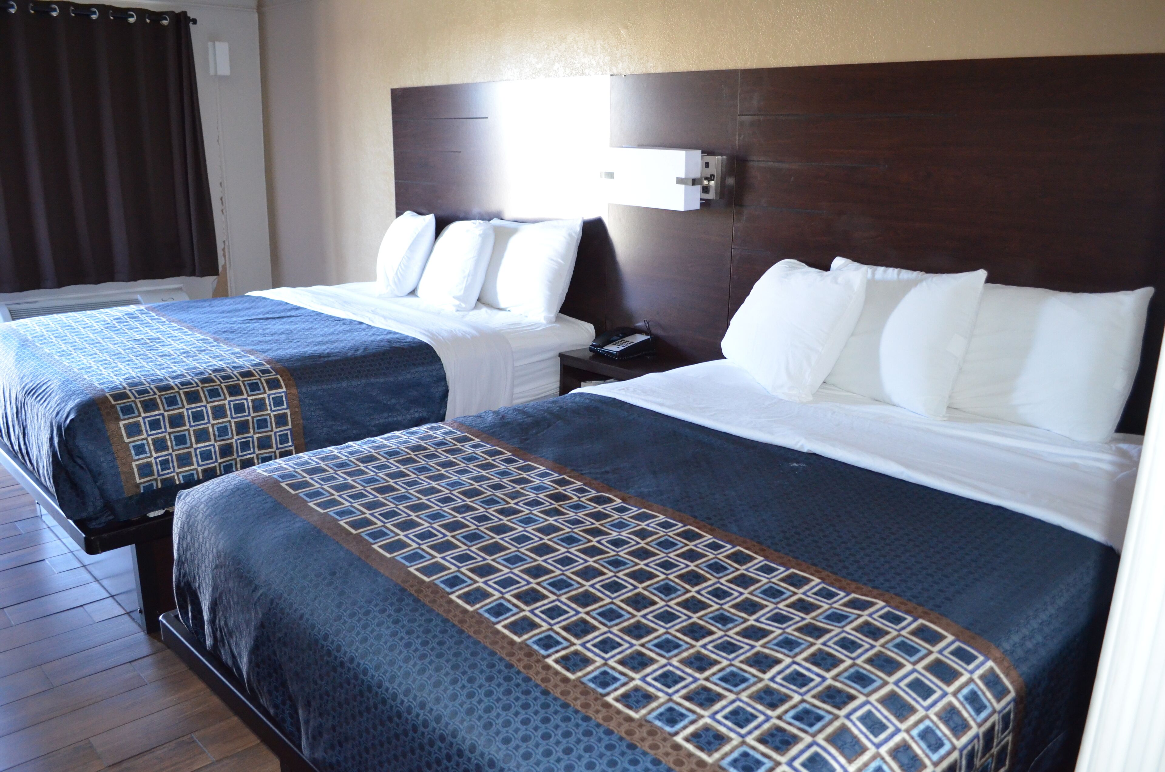 Quarto Standard, 2 camas queen-size | Ferro/tábua de engomar, Wi-fi grátis, roupa de cama fornecida 