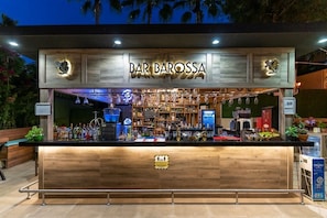 2 bares/lounges, 2 bares ao lado da piscina