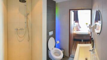 Quarto Duplo Deluxe, varanda | Duche na casa de banho
