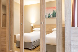 Quarto quádruplo família | Cofres nos quartos, escrivaninha, quartos à prova de som