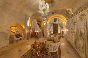 Junior Suite | Roupa de alta qualidade, minibar, cofre no quarto 