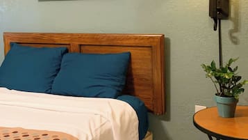 Quarto, 1 cama queen-size, não fumadores, frigorífico e micro-ondas | 1 quarto, Wi-fi grátis, roupa de cama fornecida